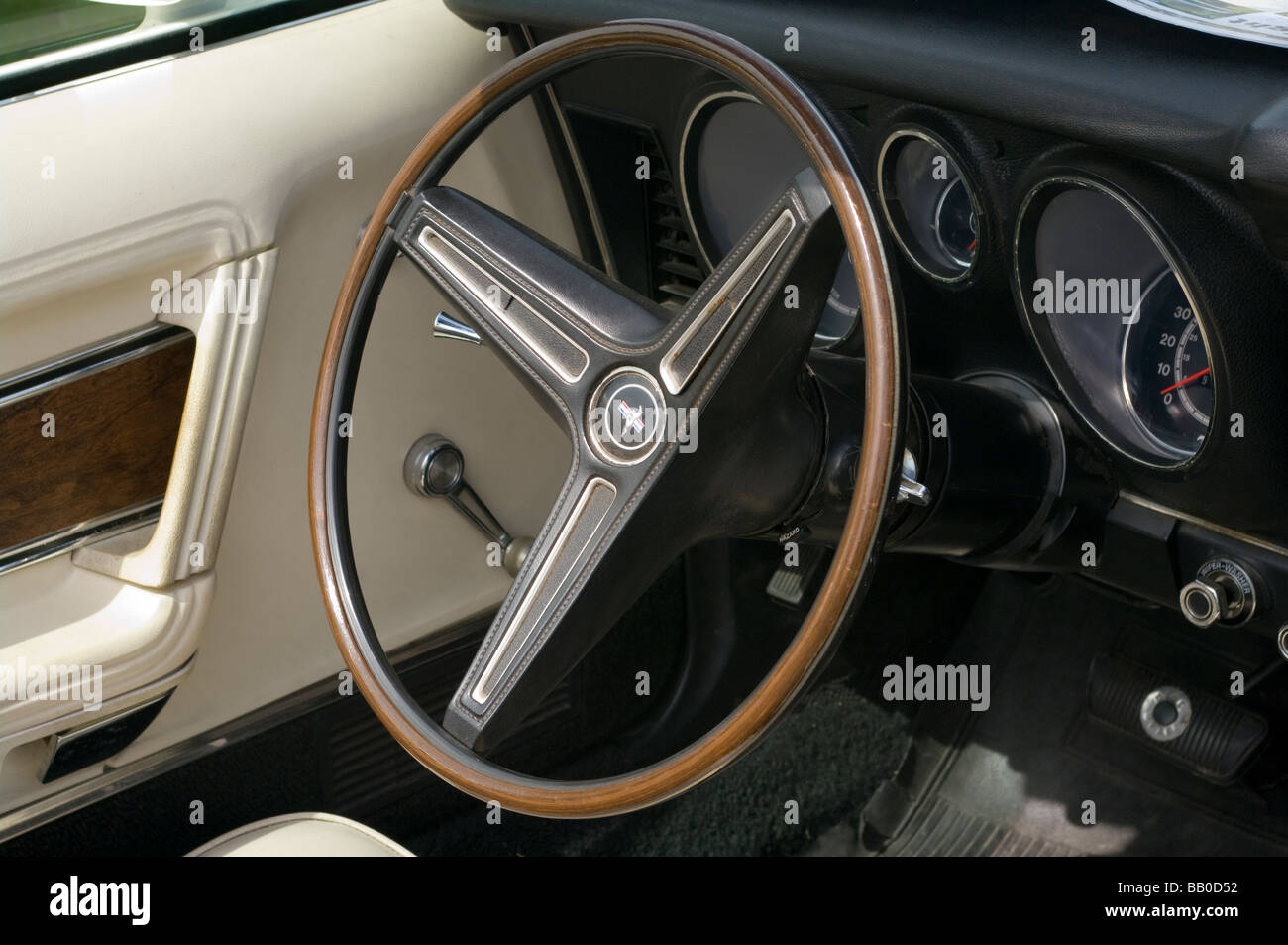 Steering wheel ford mustang hi-res stock photography and images - Alamy