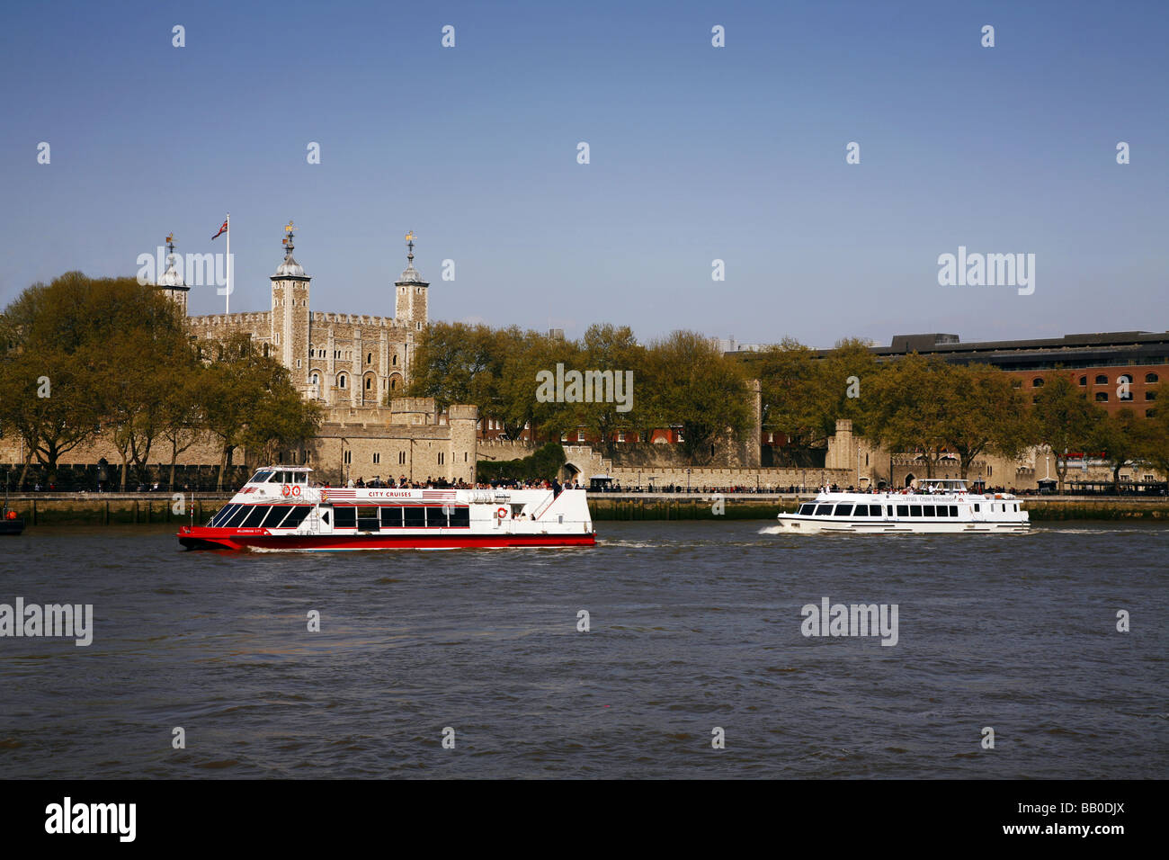 The tower of london across river thames fortress historic castle hi-res ...