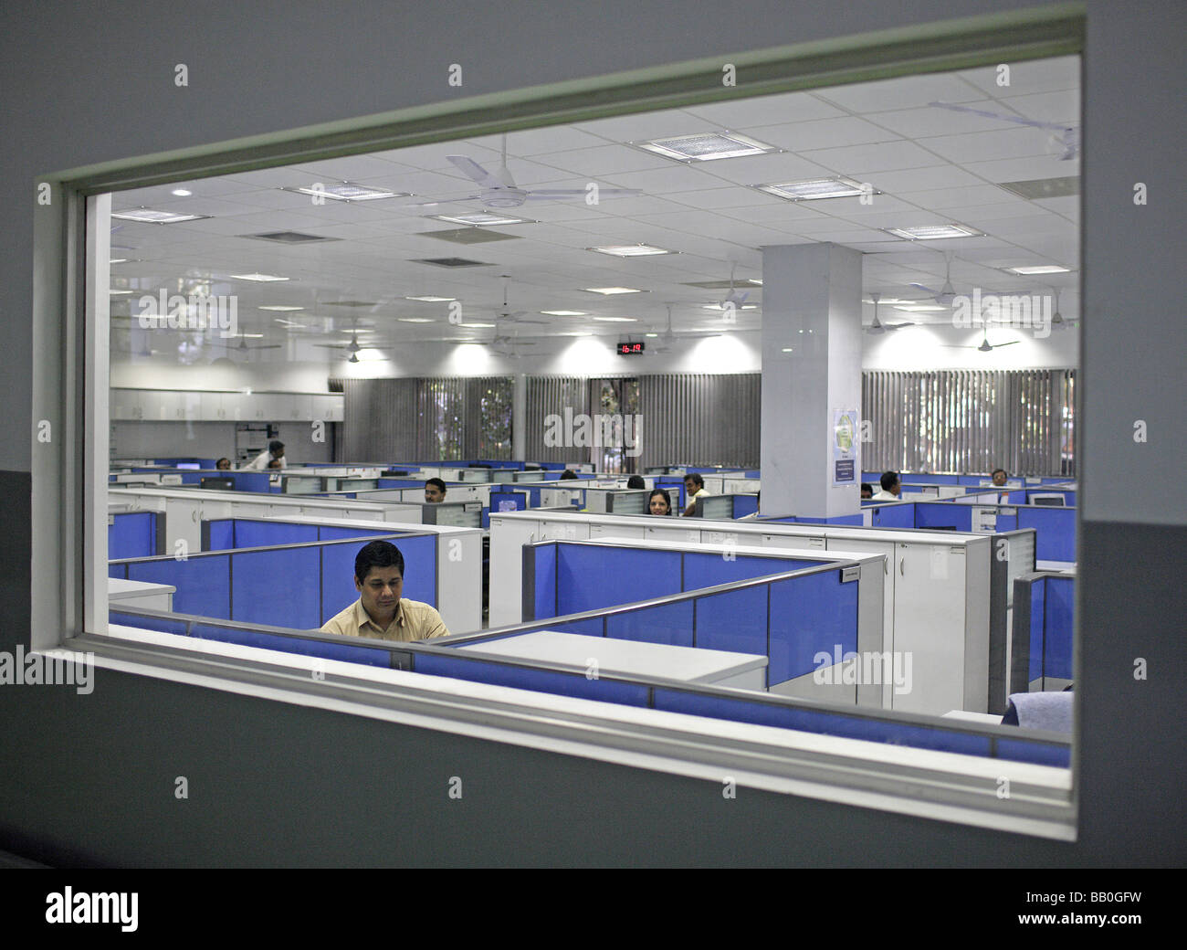 Indien Employees at Bosch Ltd Bangalore India Stock Photo - Alamy