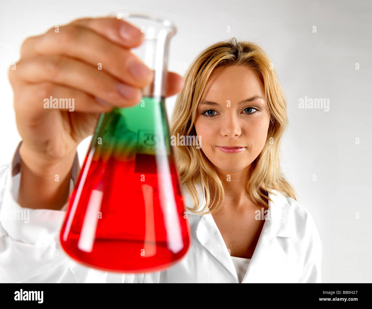 1249918 people woman 25 30 blonde laboratory assistant laboratory ...