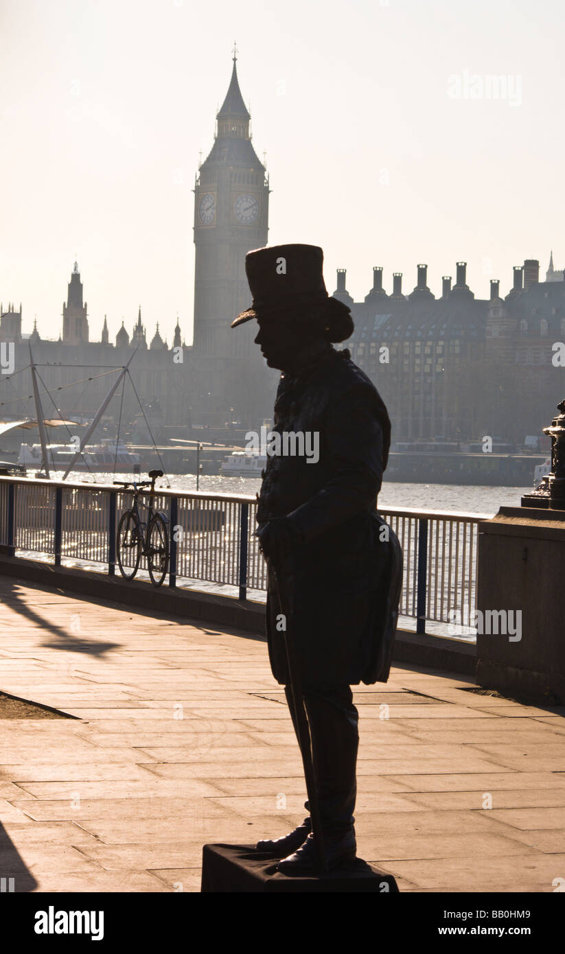 Living statue south bank london hi-res stock photography and images - Alamy