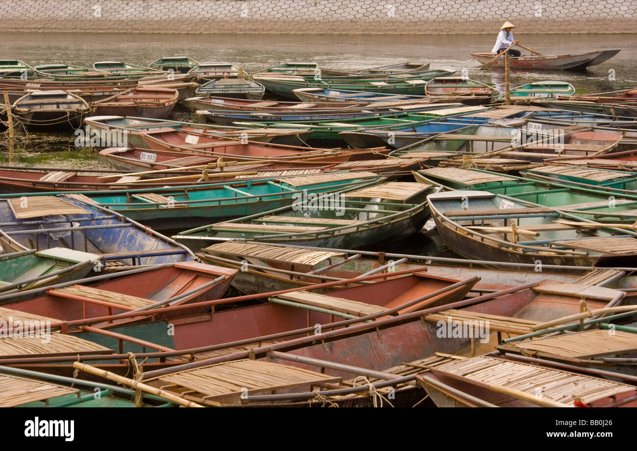 Sampan vietnam hi-res stock photography and images - Alamy