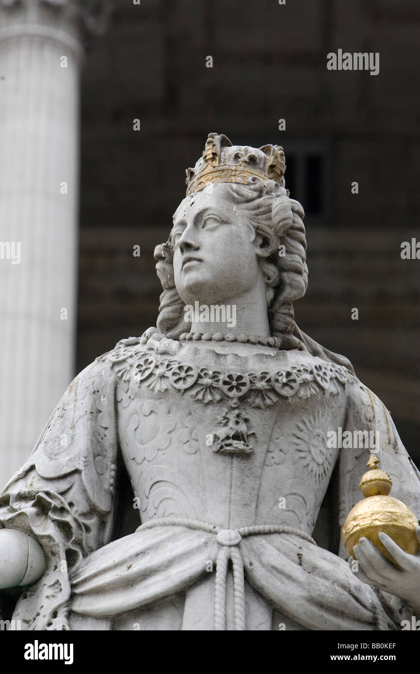 Statue of Queen Mary at St Paul's Cathedral in London UK Stock Photo ...
