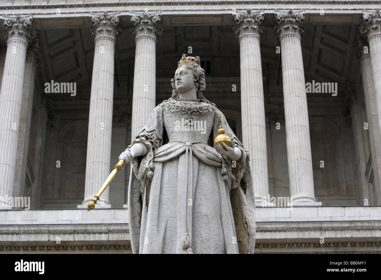 Statue of Queen Mary at St Paul's Cathedral in London UK Stock Photo ...