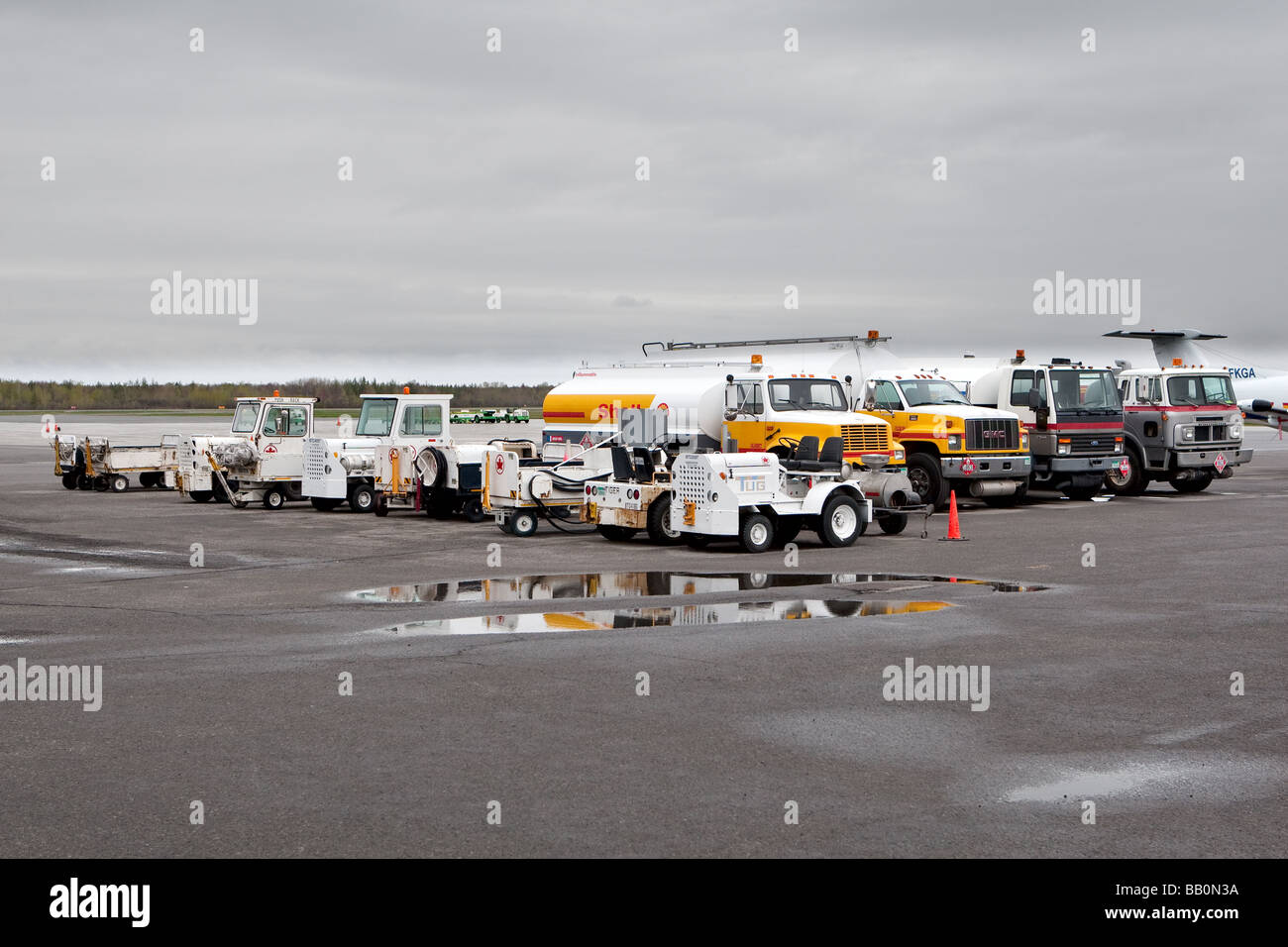 Airport ground vehicles hi-res stock photography and images - Alamy