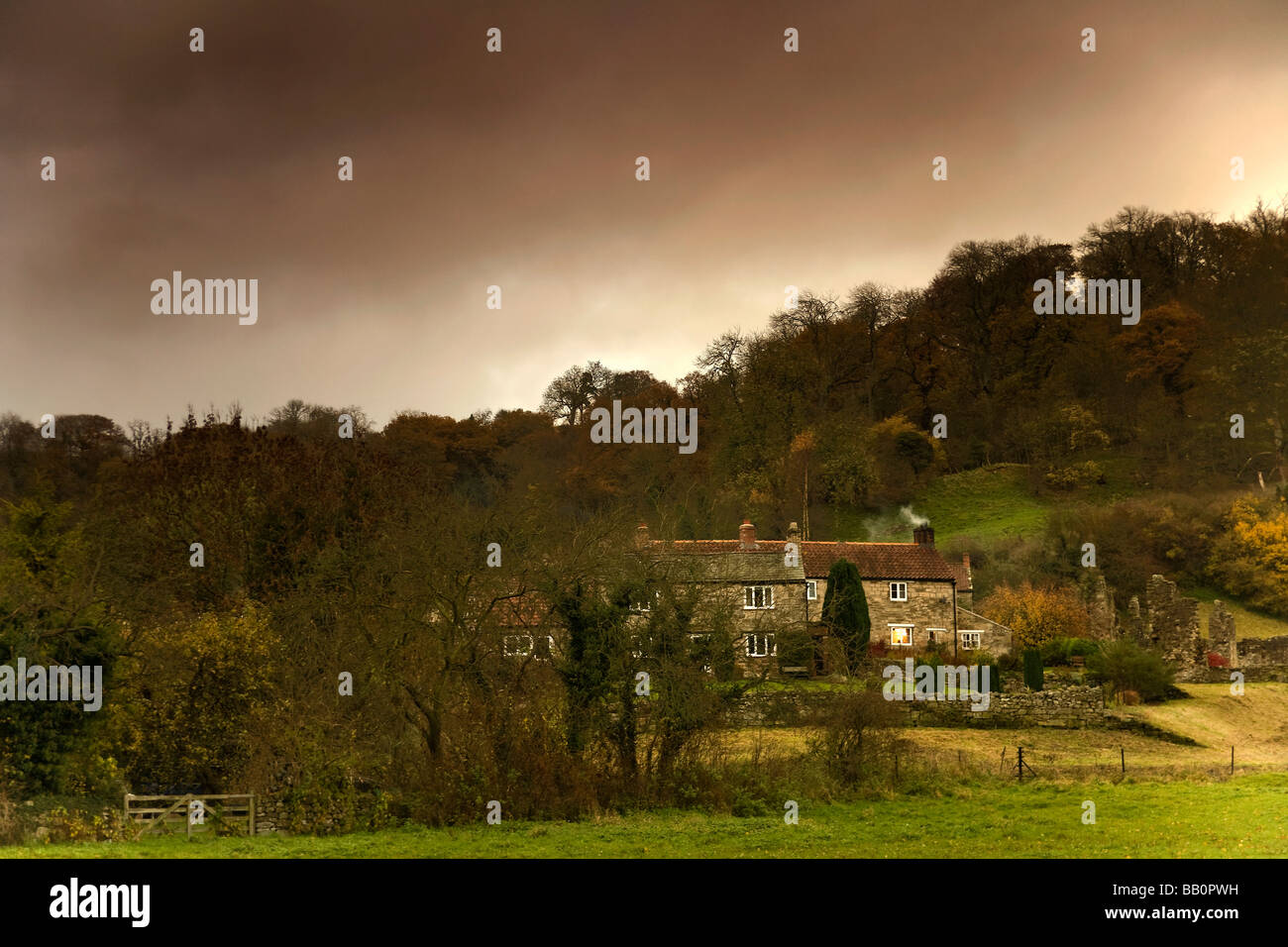 Country cottage background hi-res stock photography and images - Alamy