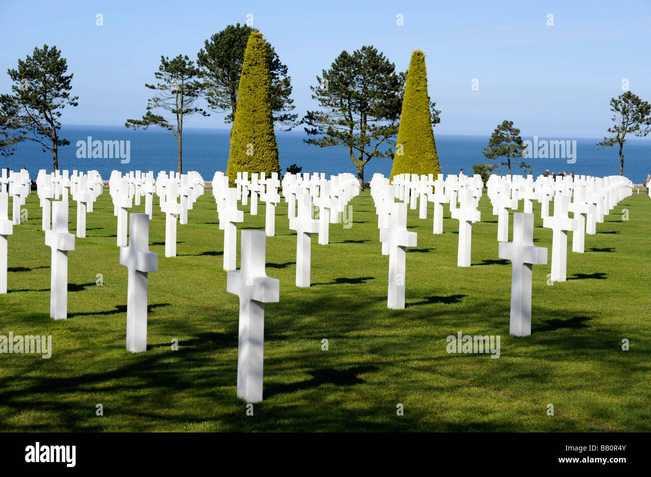 The Graves in the Normandy American Cemetery and Memorial Omaha Beach ...