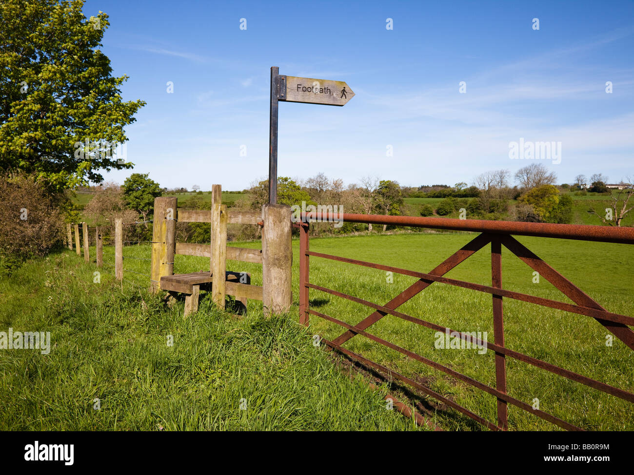 Wooden stile crossing fence signpost hi-res stock photography and ...