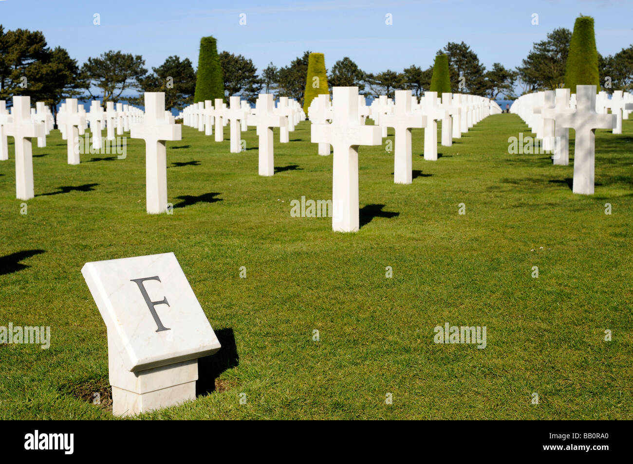 The graves in the Normandy American Cemetery and Memorial Omaha Beach ...