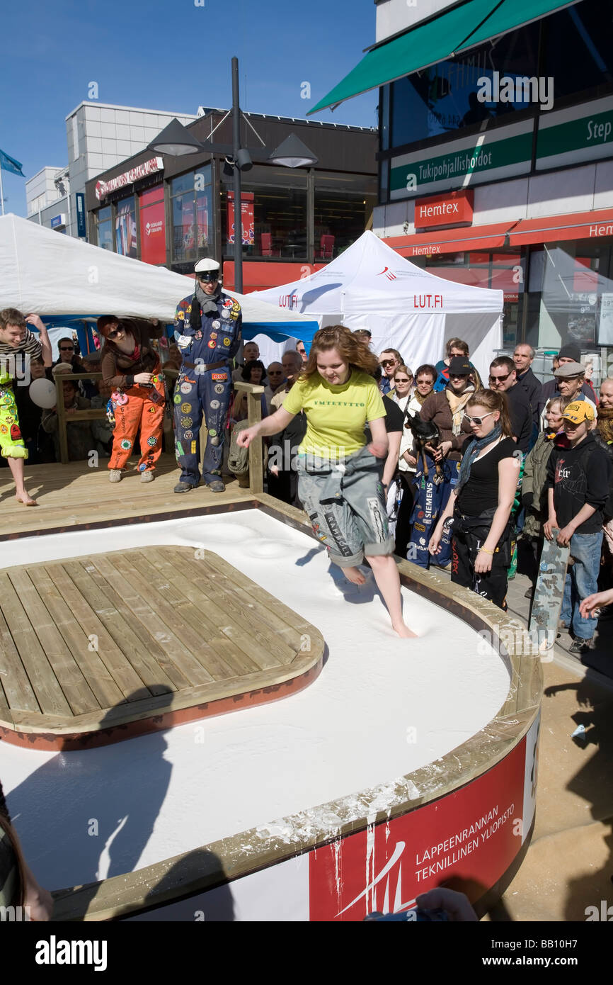 Non newtonian liquid hi-res stock photography and images - Alamy