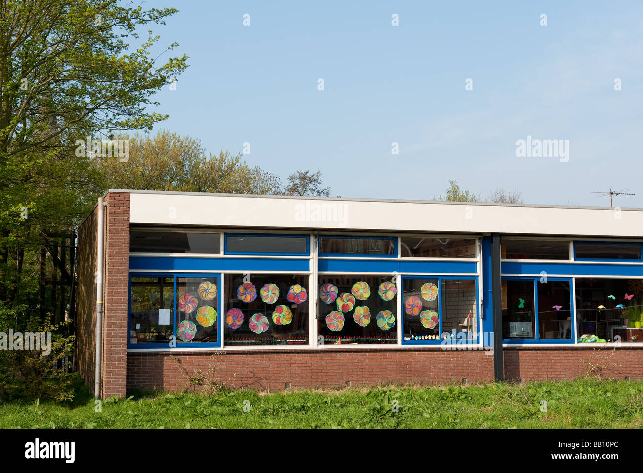 Exterior primary school Stock Photo - Alamy