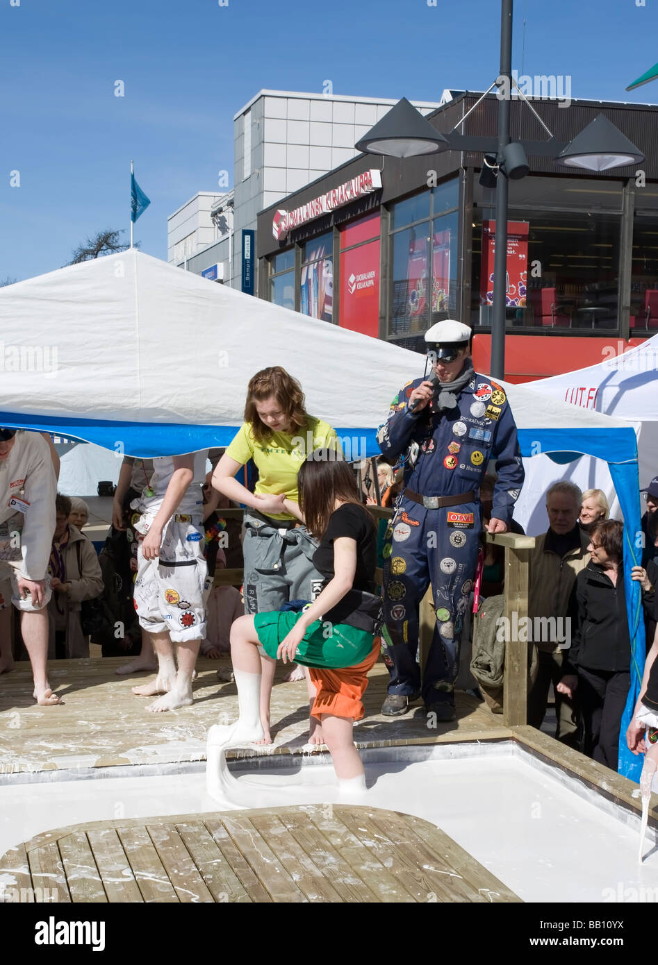 Non newtonian liquid hi-res stock photography and images - Alamy