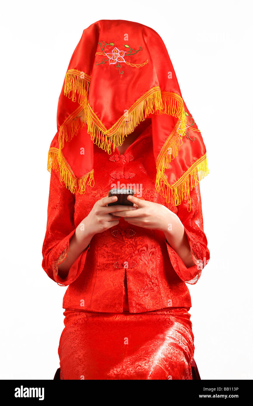 Bride dressing in chinese traditional style Stock Photo - Alamy