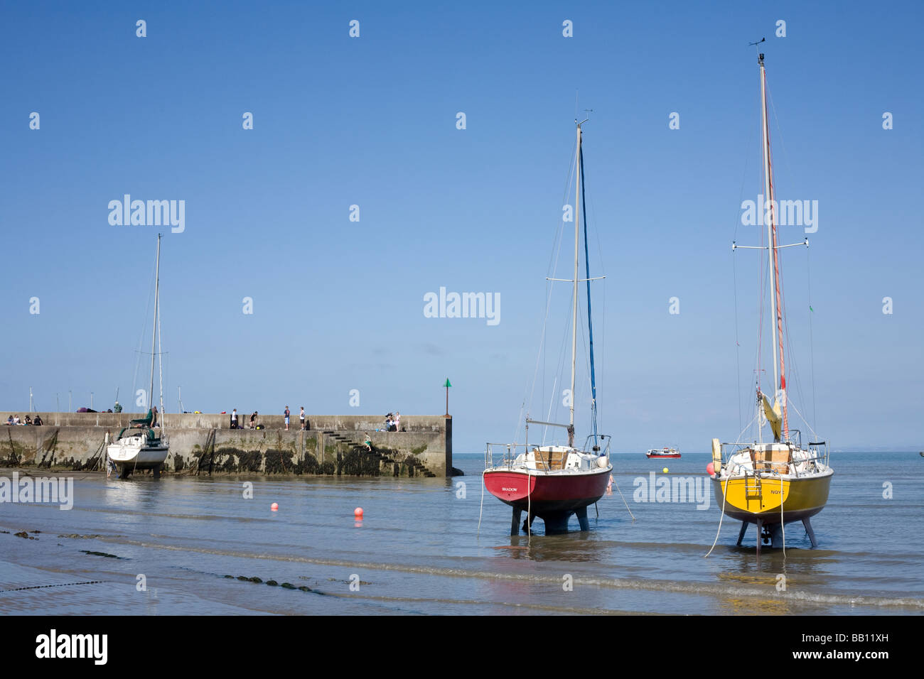 Sailing boats on the beach in New Quay , Cei Newydd at low tide Stock ...