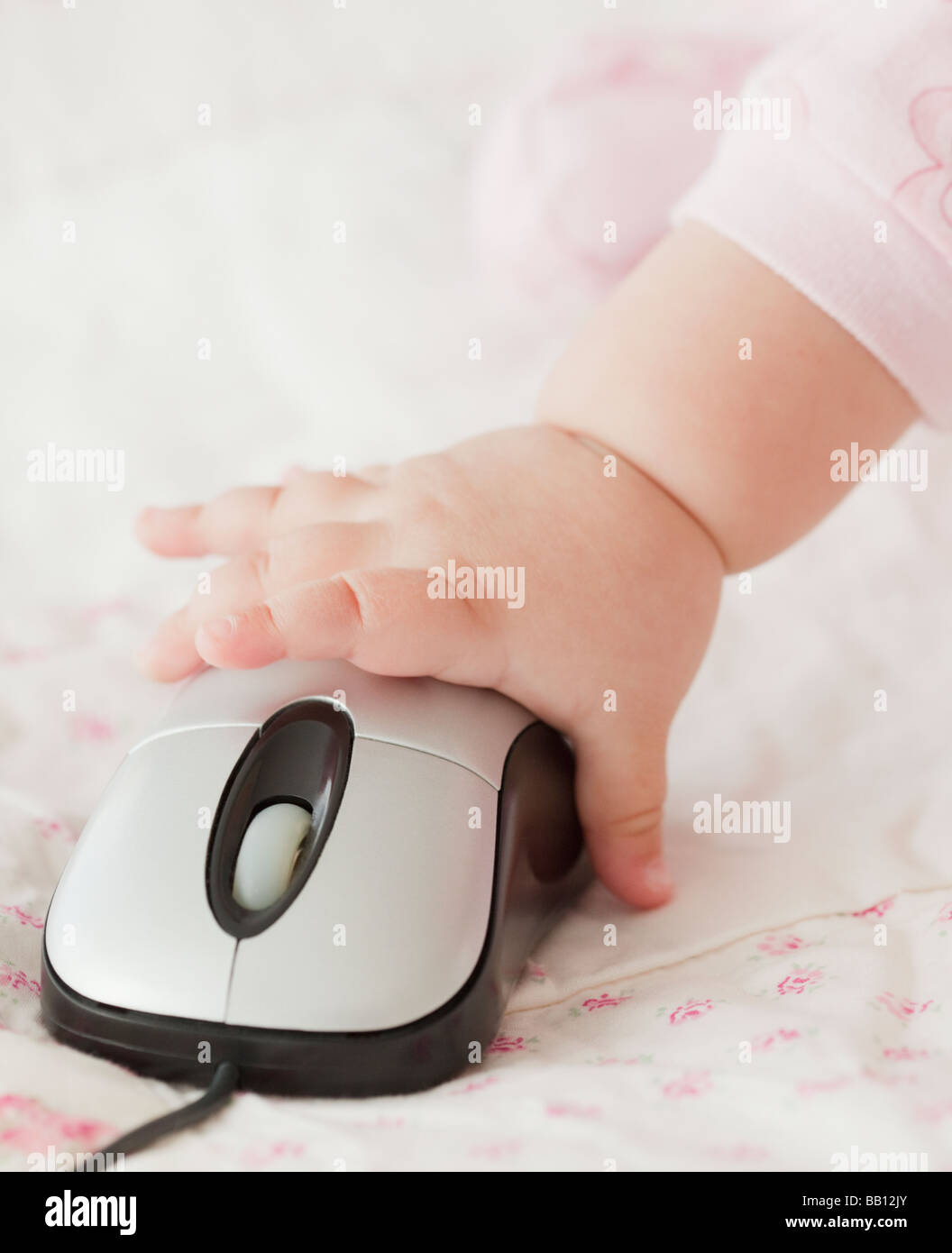 Person operating computer mouse hi-res stock photography and images - Alamy