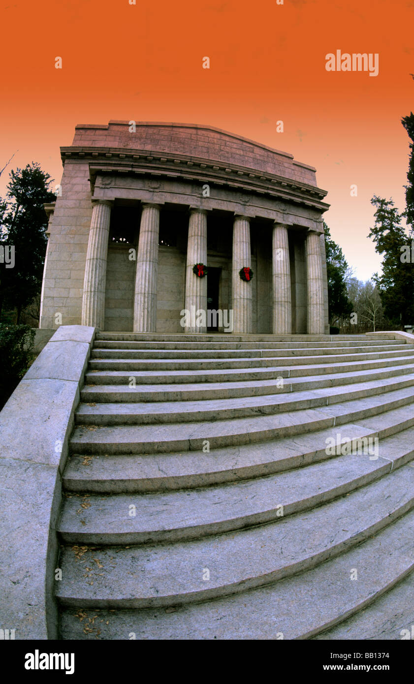 Birthplace of President Abraham Lincoln in 1809 monument in Hodgenville ...