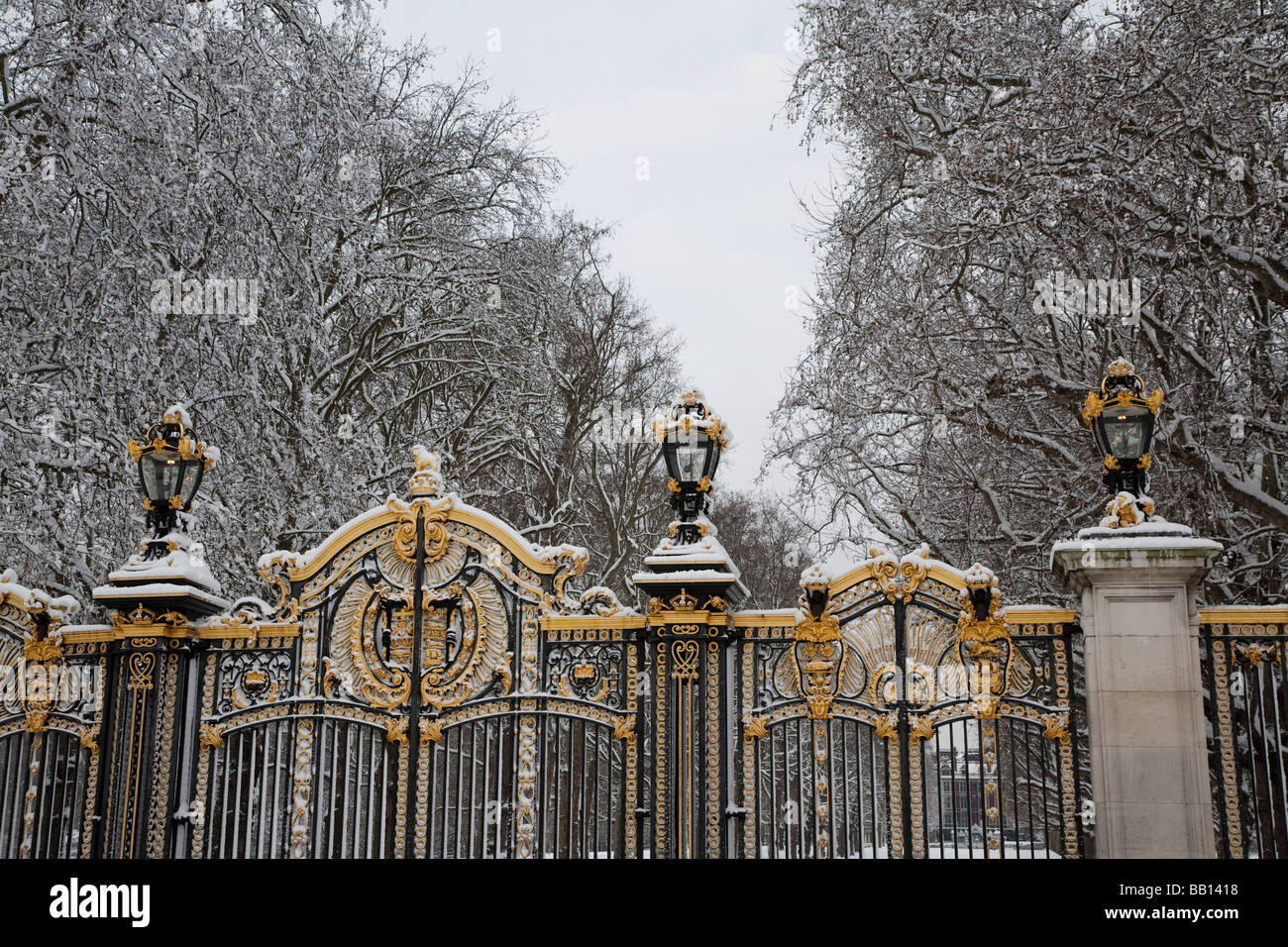Ornate Gate leading into Green Park, London Stock Photo - Alamy