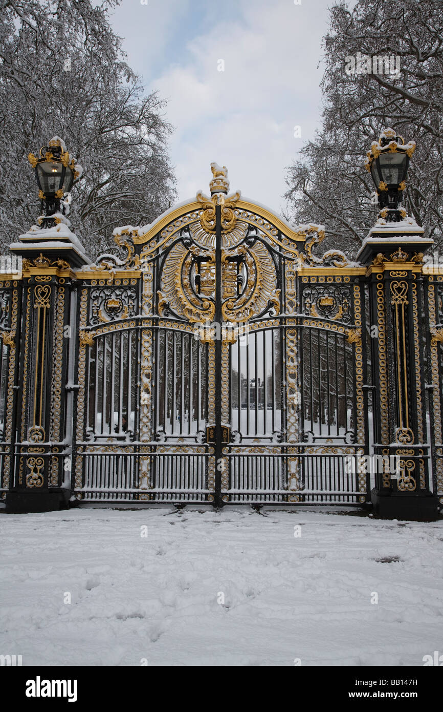 Ornate Gate leading into Green Park, London Stock Photo - Alamy