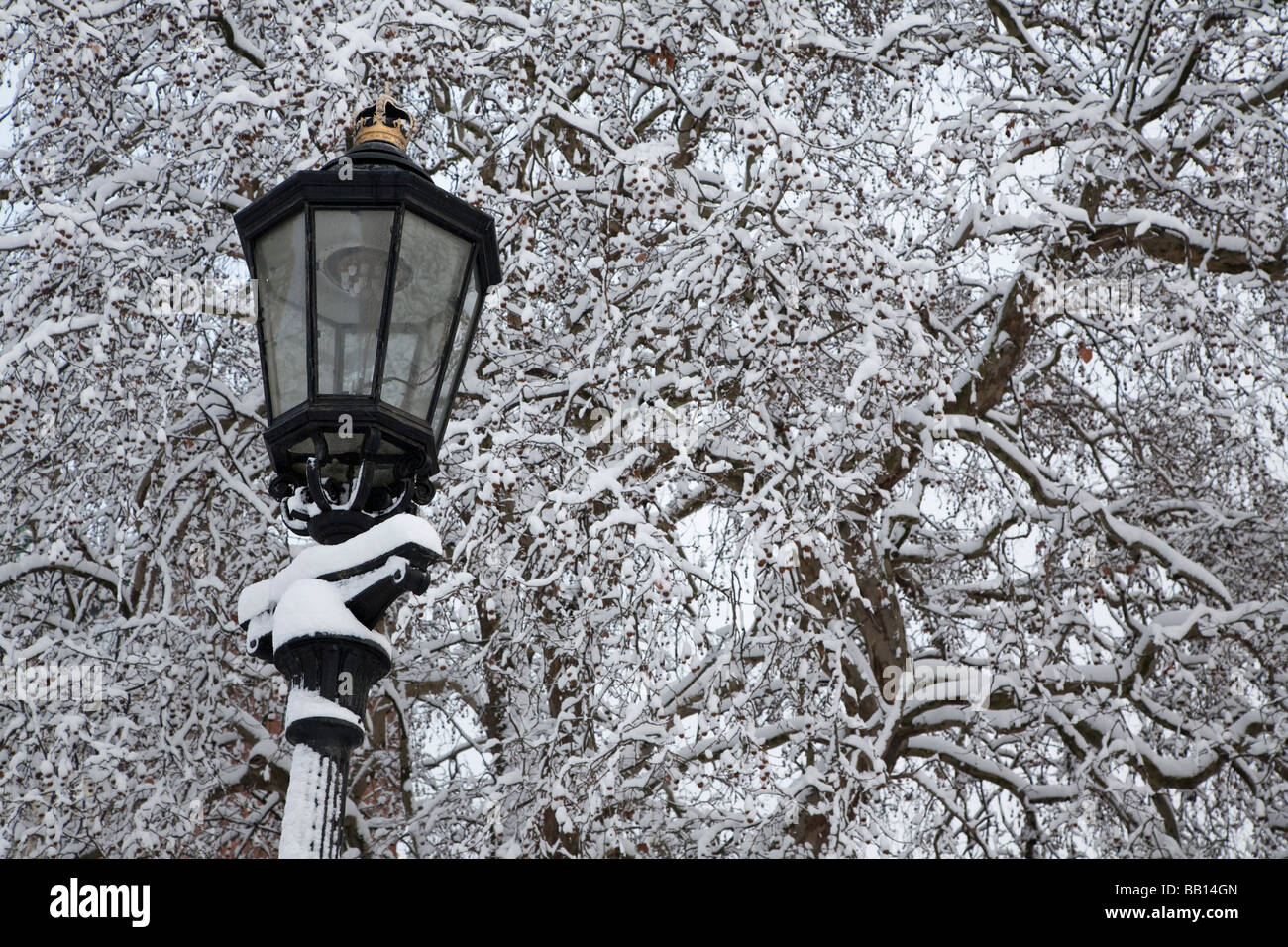 London snow street lamp hi-res stock photography and images - Alamy