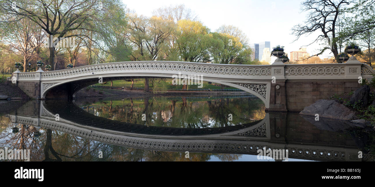 Bow Bridge in Central Park in the early morning Stock Photo - Alamy