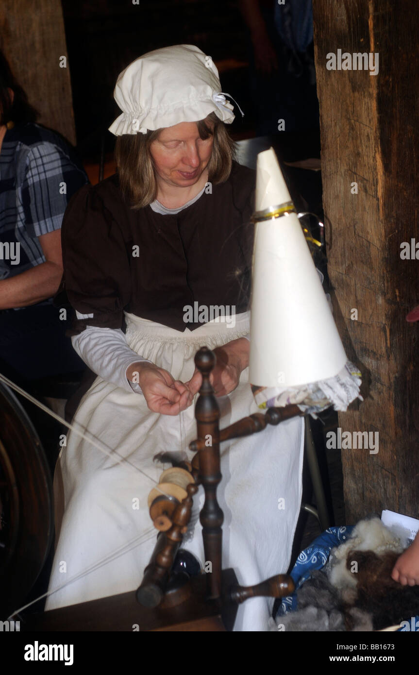 Spinning wheel colonial hi-res stock photography and images - Alamy
