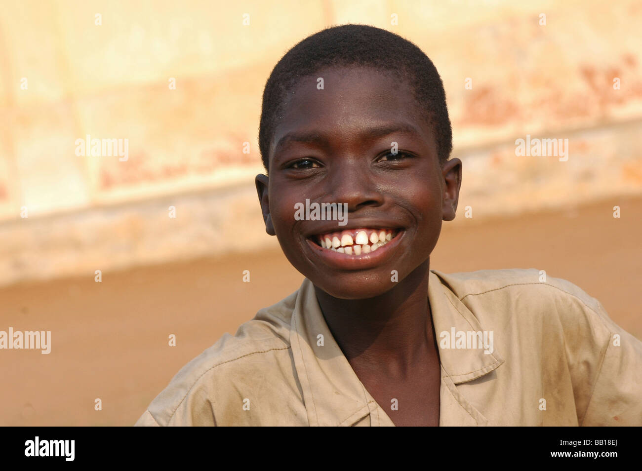 African child model building hi-res stock photography and images - Alamy