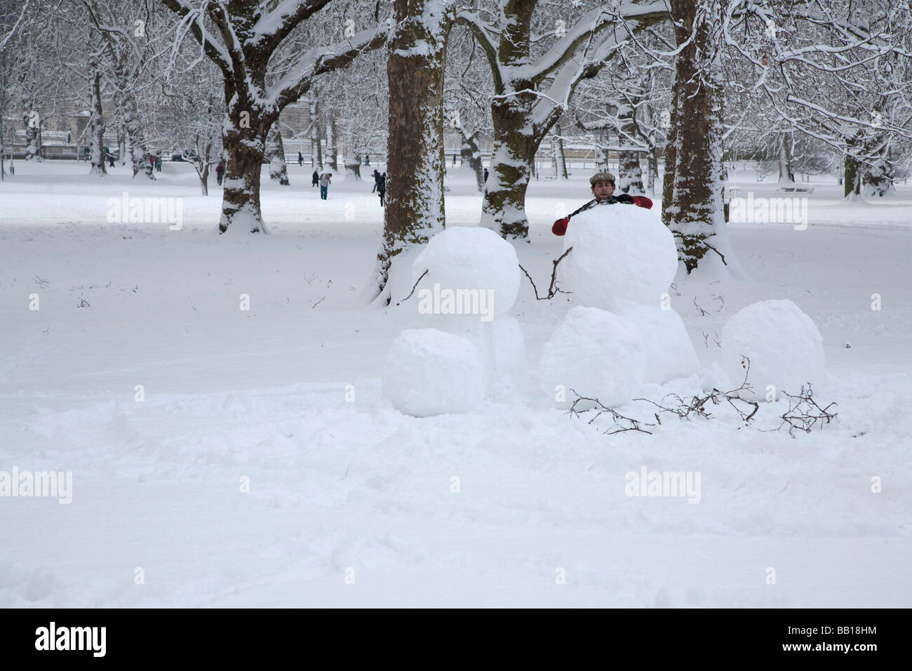 Making a snow man hi-res stock photography and images - Alamy