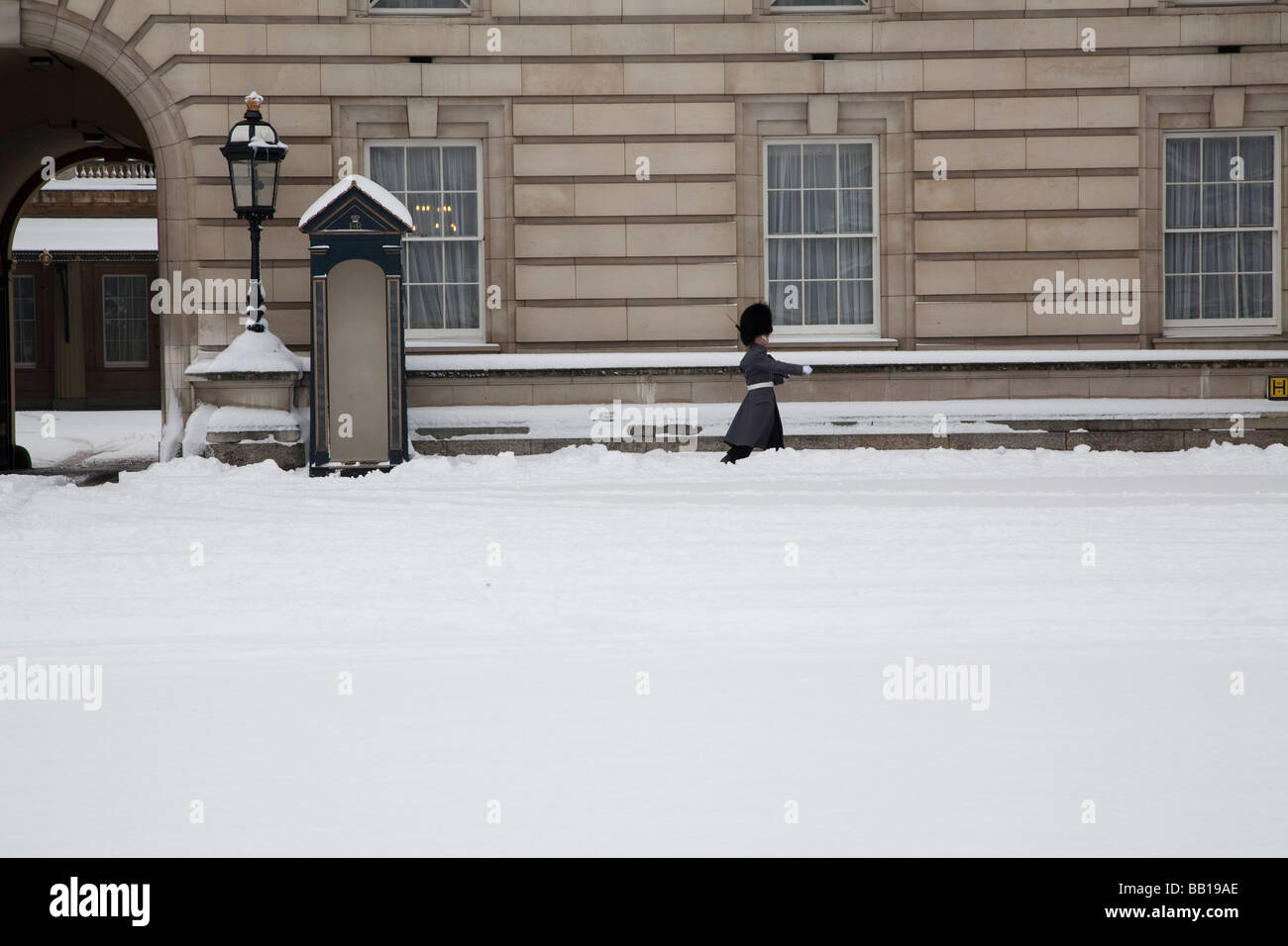 Soldier guarding buckingham palace london hi-res stock photography and ...