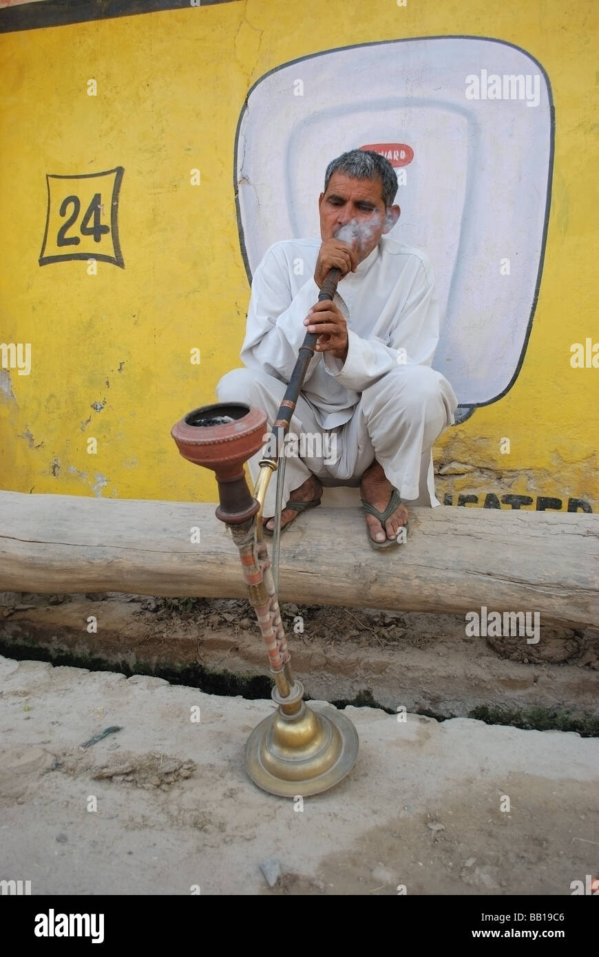 Man smoking shisha on the street of New Delhi Stock Photo - Alamy