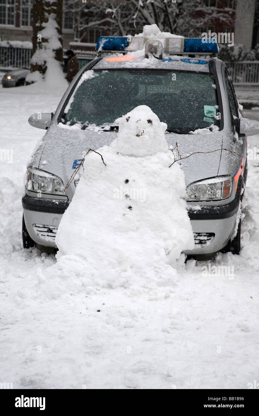 Police car and snowman Stock Photo - Alamy