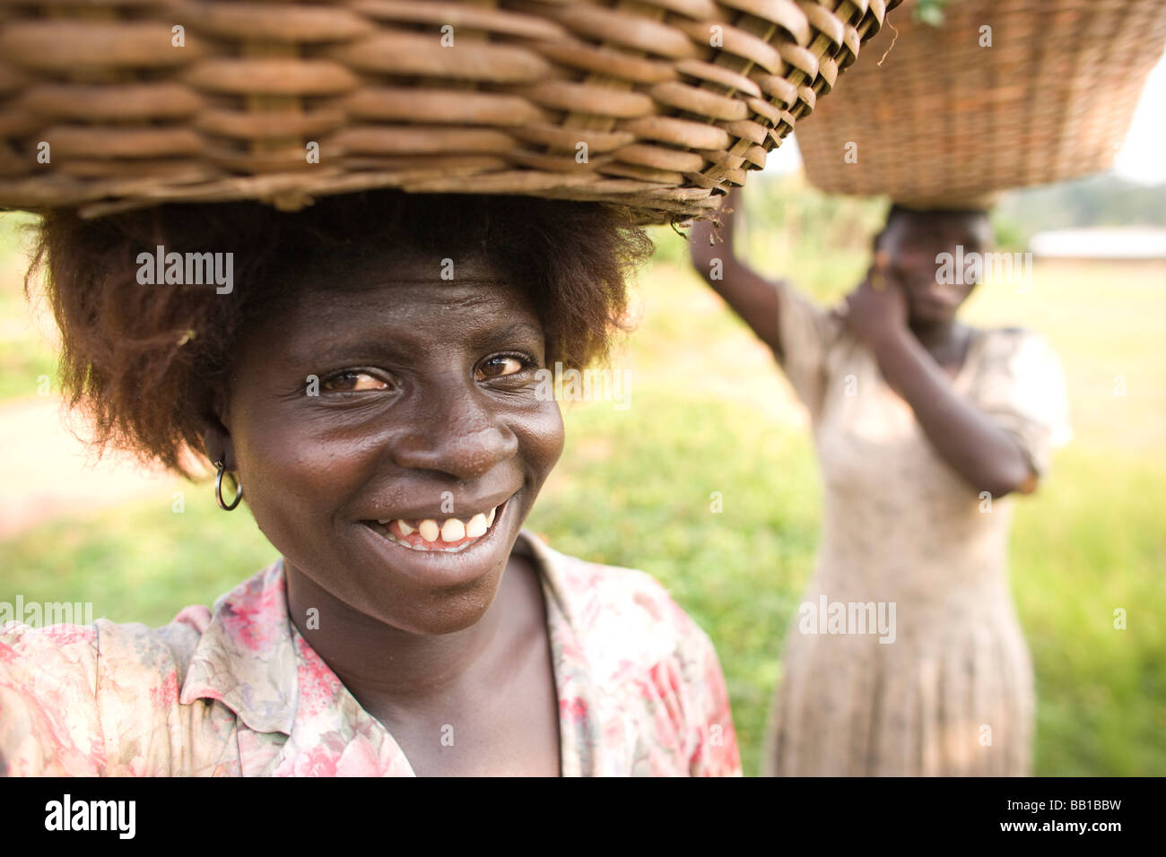 Carrying baskets on their heads hi-res stock photography and images - Alamy