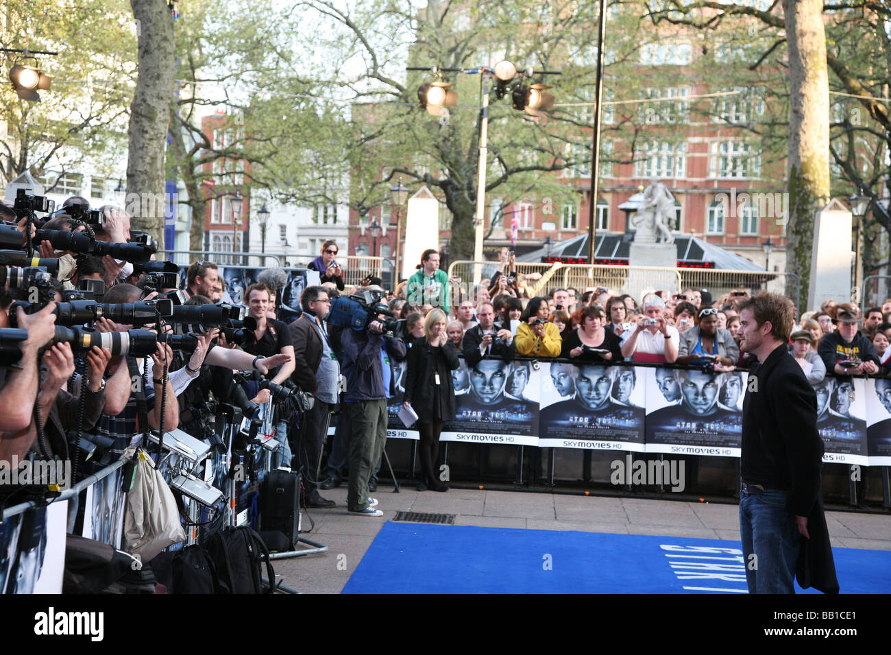 film premier paparazzi fans "autograph hunters Stock Photo - Alamy