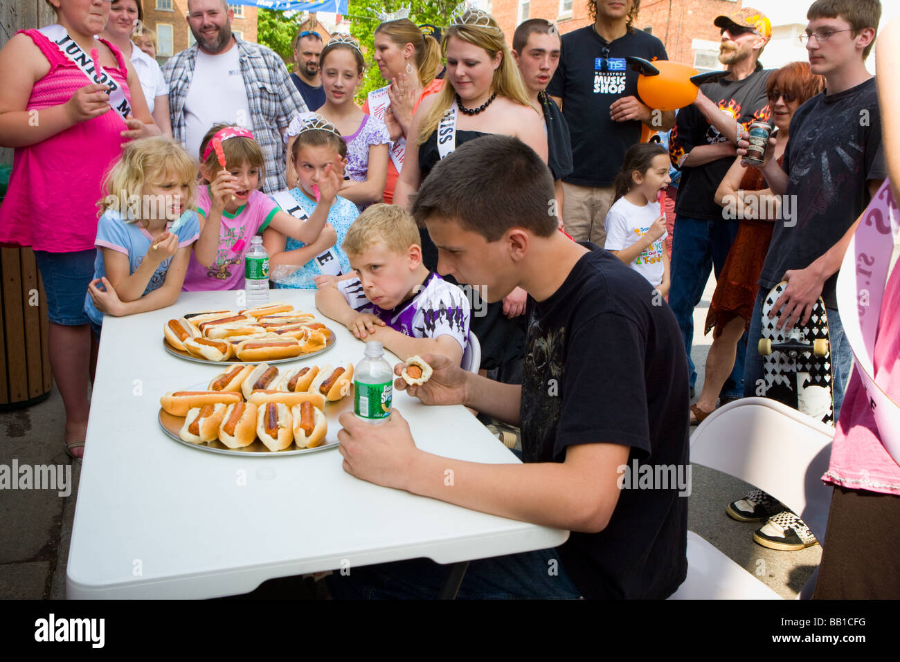 Food eating contest hi-res stock photography and images - Alamy