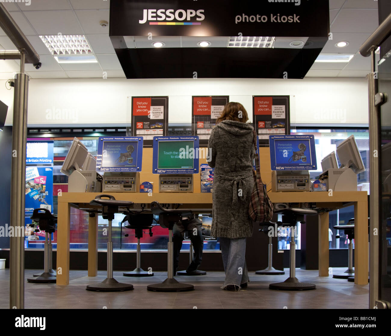 Self service kiosk hi-res stock photography and images - Alamy