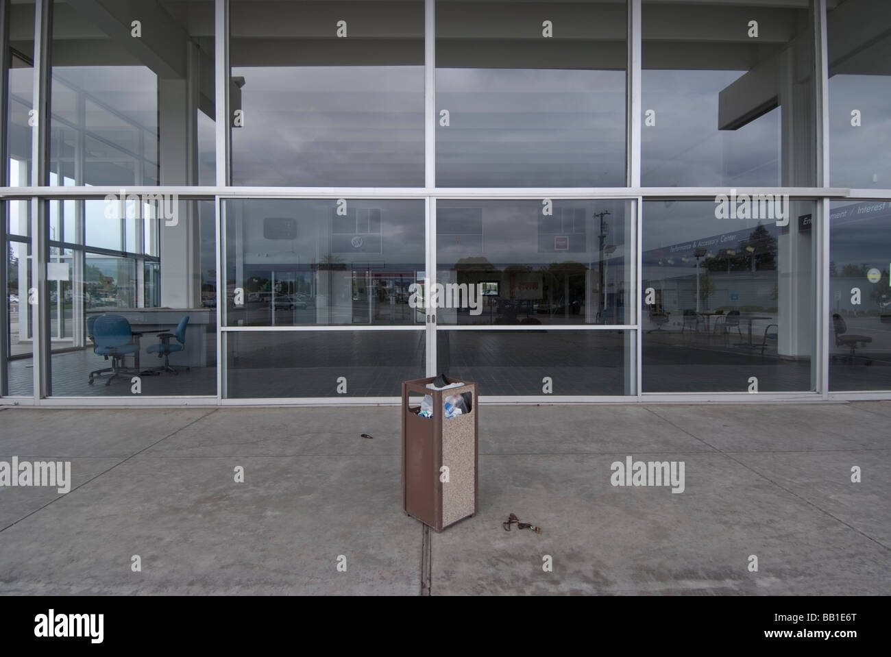 Empty showroom hi-res stock photography and images - Alamy