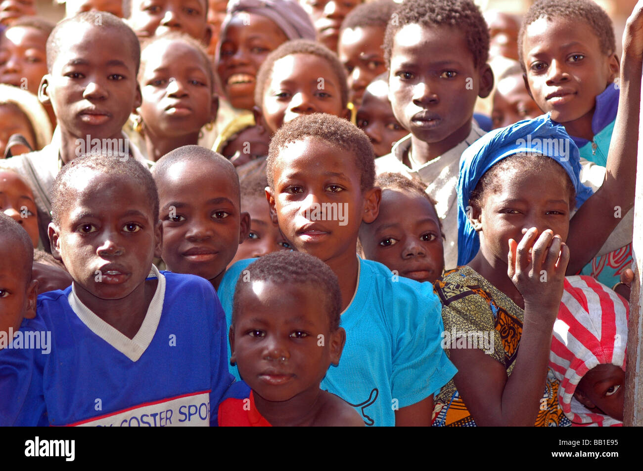 MALI San Crowd of children gathered in the courtyard Stock Photo - Alamy
