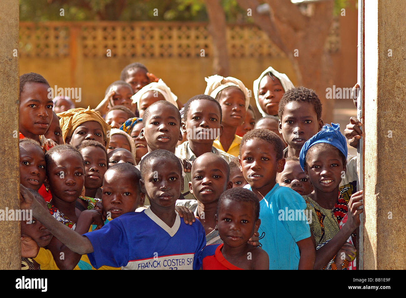 MALI San Crowd of children gathered in the courtyard Stock Photo - Alamy