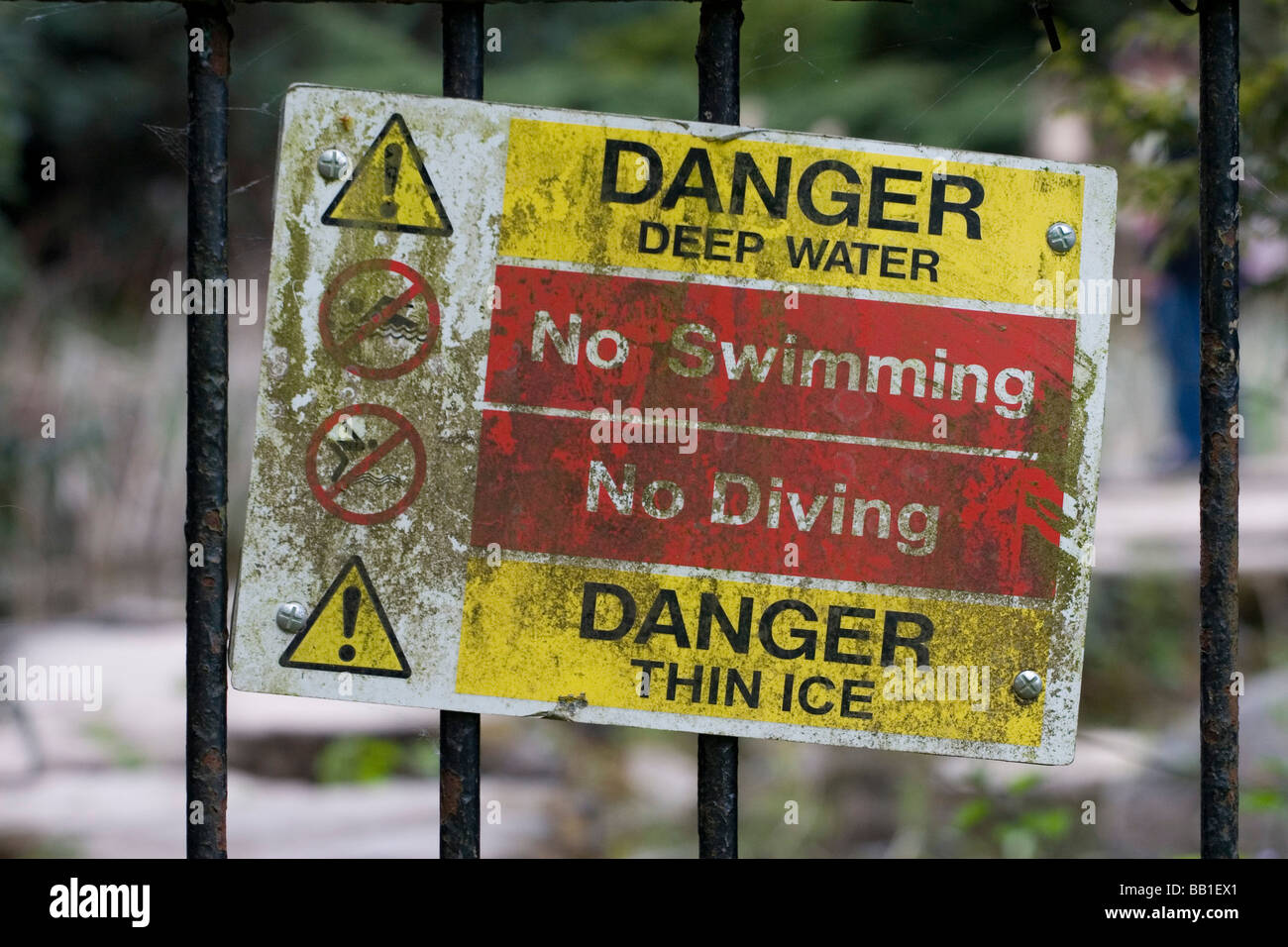 Diving signs hi-res stock photography and images - Alamy