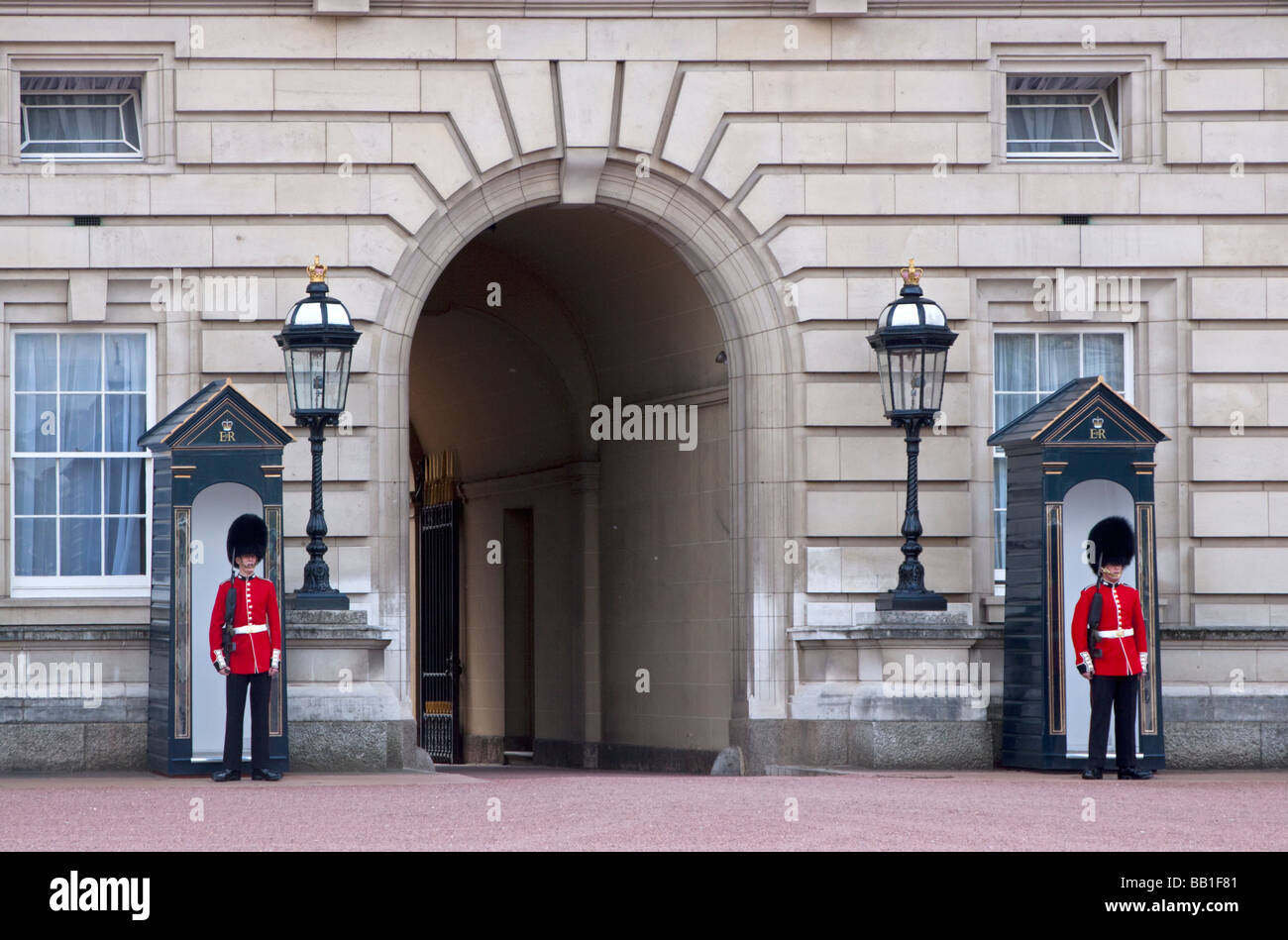 Buckingham Palace and Guards, London, England Stock Photo - Alamy