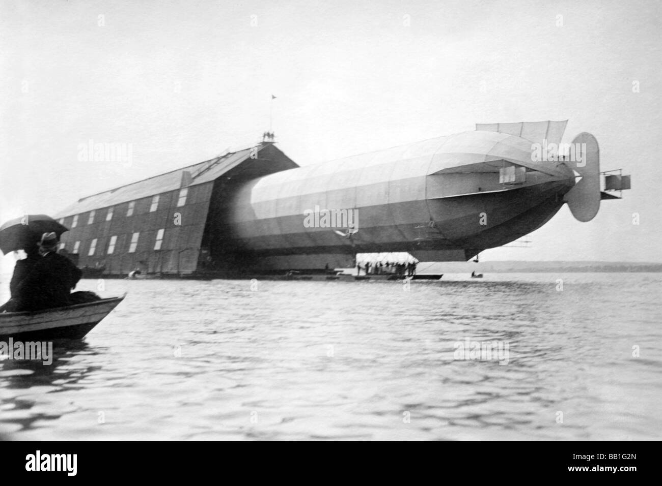 Blimp dirigible hi-res stock photography and images - Alamy