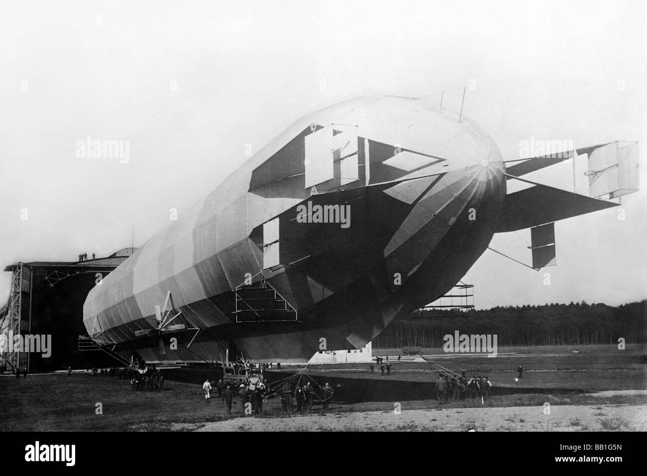 Zeppelin airship hi-res stock photography and images - Alamy