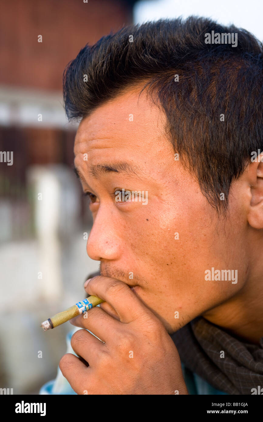 Myanmar portrait of man hi-res stock photography and images - Alamy