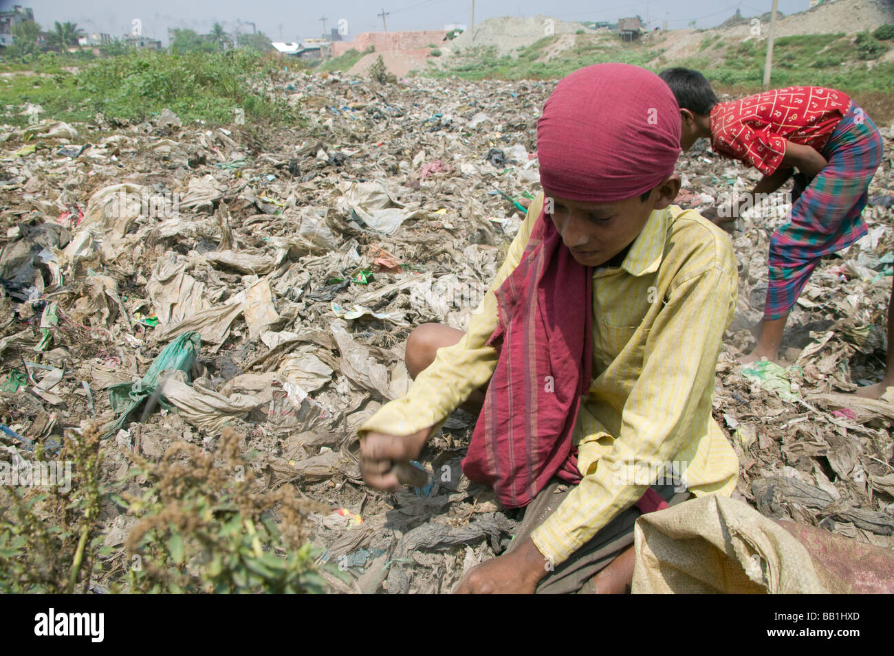 Children scavenging in garbage dump, Dhaka, Bangladesh Stock Photo - Alamy