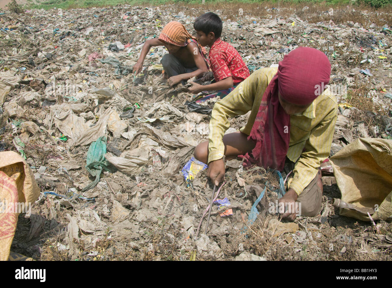 Children scavenging in garbage dump, Dhaka, Bangladesh Stock Photo - Alamy