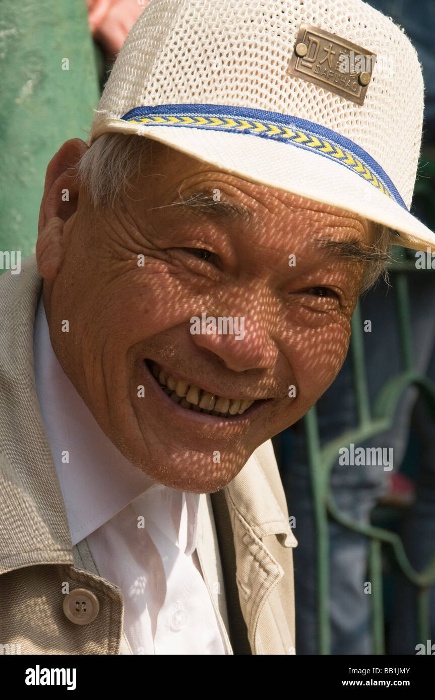 smiling older man in Green Lake Park in Kunming China Stock Photo - Alamy