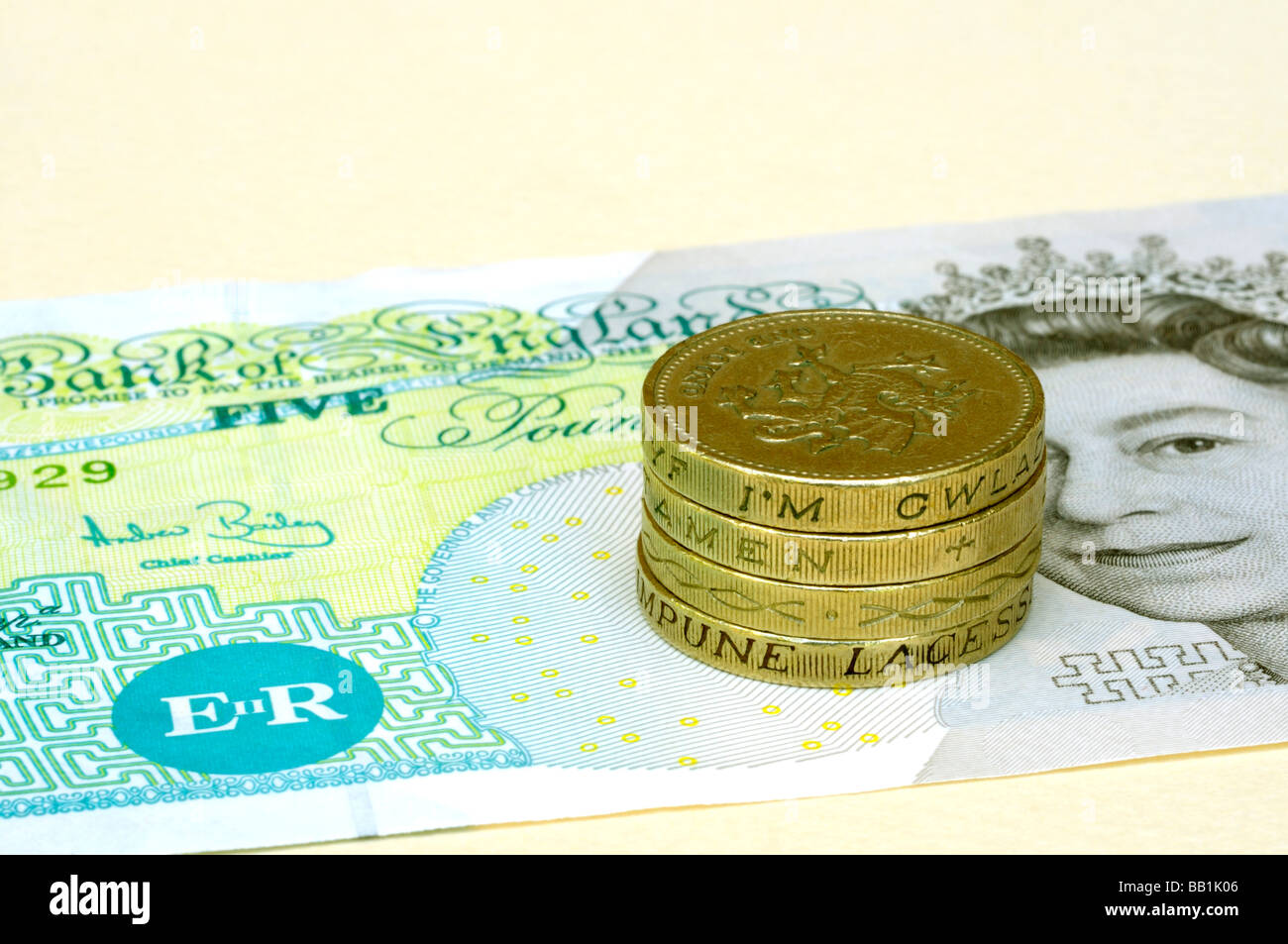 Great Britain UK Pound Bank Note and Coins Stock Photo - Alamy