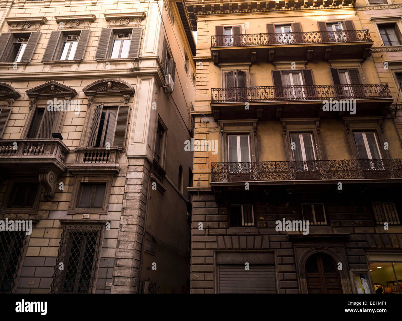 Rome apartment building balcony hi-res stock photography and images - Alamy
