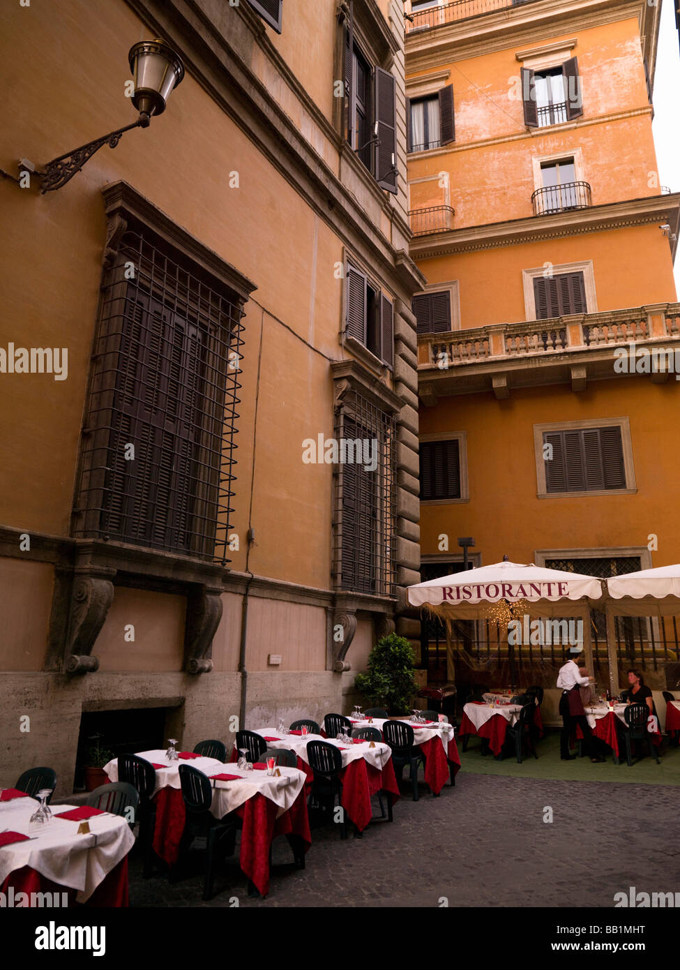 Outdoor restaurant in cosy courtyard; Rome, Italy Stock Photo - Alamy