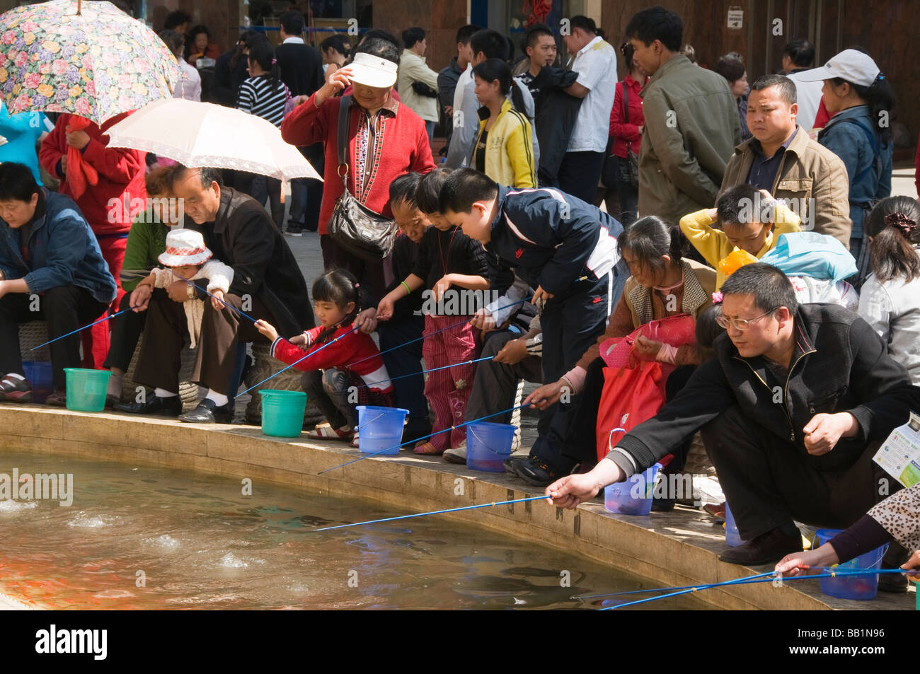 Fish crowd hi-res stock photography and images - Alamy