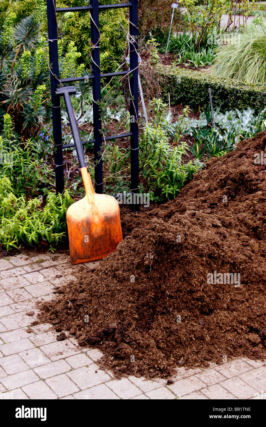 GARDEN COMPOST AND SPADE Stock Photo - Alamy